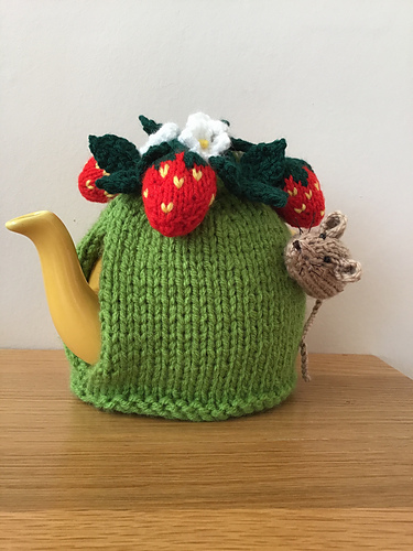 Ravelry: Pesky mouse 2 cup tea cosy pattern by Alison Davis