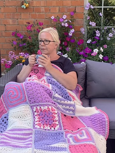 Ravelry: Herringbone Combo Square pattern by Fiona Field