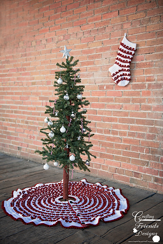 Ravelry: Loop the Loop Christmas Tree Skirt pattern by Kate Wagstaff
