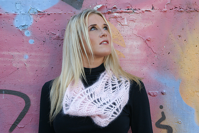 Ravelry: Waves Cowl pattern by Corinne Freeman