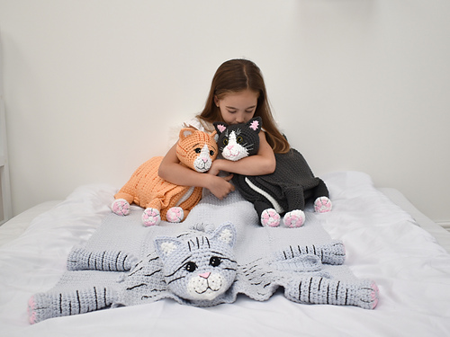 Ravelry: Cat Cuddle and Play Blanket pattern by Aneta Izabela