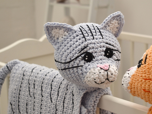 Ravelry: Cat Cuddle and Play Blanket pattern by Aneta Izabela