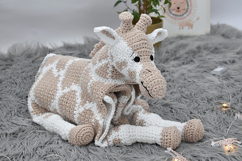 Ravelry: Giraffe Cuddle and Play Blanket Toy pattern by Aneta Izabela
