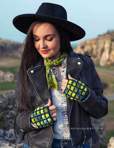 Ravelry: Gridlock Gloves pattern by Ana-Maria