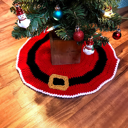 Ravelry: Mini Christmas Tree Skirt pattern by Jessica Cooper