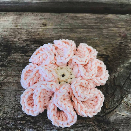 Ravelry: The Loopy Little Flower pattern by Therese Eghult