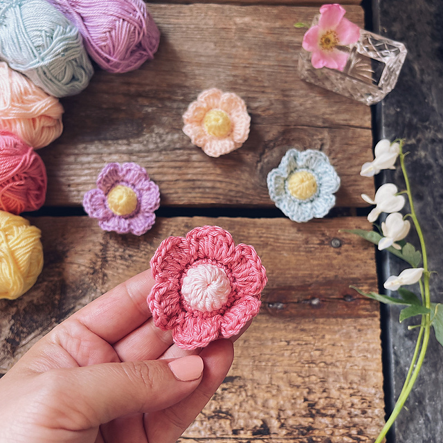 Ravelry: Poppy Pearl Flower pattern by Therese Eghult