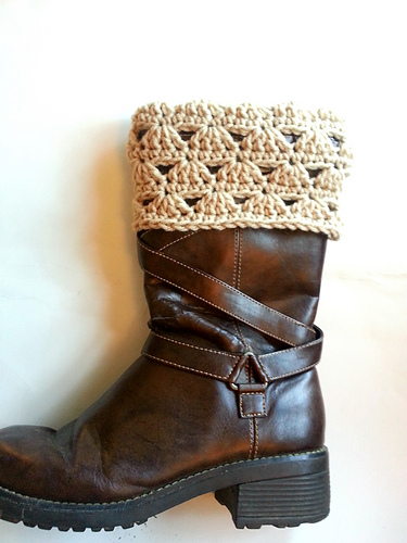 Ravelry: Simple Shell Boot Cuff pattern by Evonne Umbel