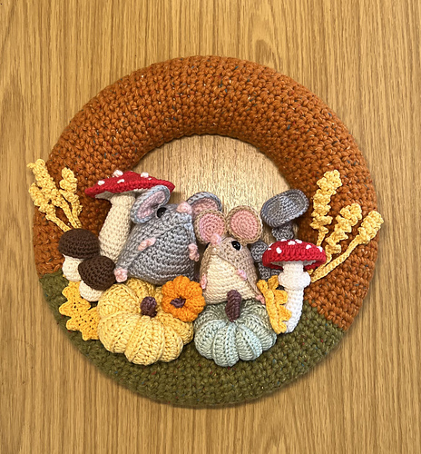 Ravelry: Autumn Mice Door Wreath pattern by Sarah Barratt