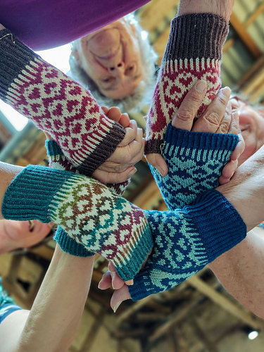 Ravelry: Spread Your Love Mitts pattern by DUCATHI