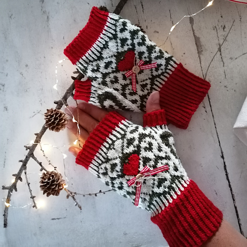 Ravelry: Spread Your Love Mitts pattern by DUCATHI