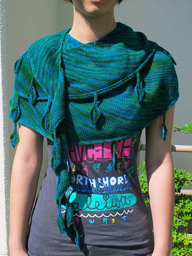 Ravelry: Drop Leaf Shawlette pattern by Tamara Ell