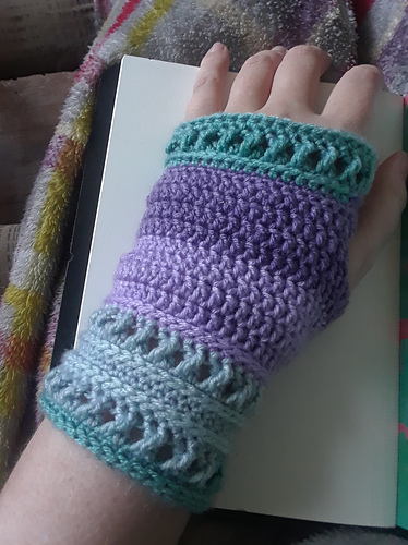 Ravelry: "Chilly Jilly" Cowl & Fingerless Gloves pattern by Danielle Ryder