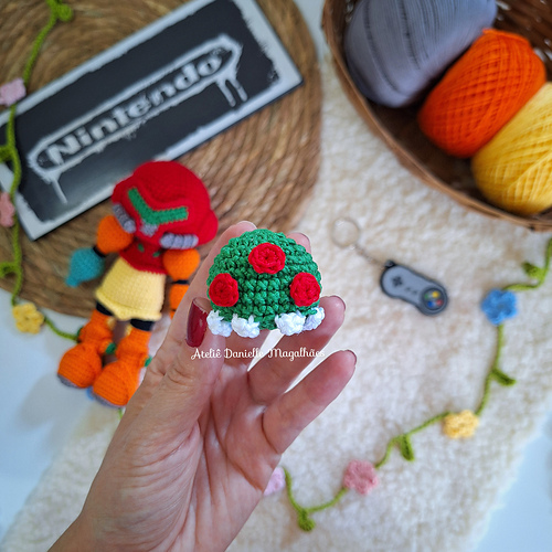 Ravelry: Samus Aran & Mini Metroid pattern by Danielle Magalhães