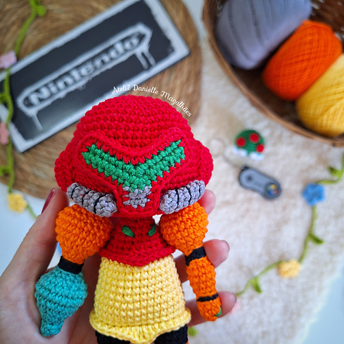 Ravelry: Samus Aran & Mini Metroid pattern by Danielle Magalhães