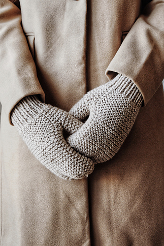 Ravelry: The Frostfall Mittens pattern by Darling Jadore