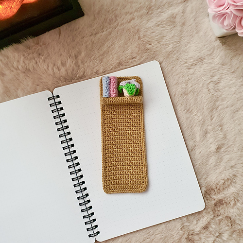 Ravelry: Bookshelf Bookmark pattern by Delilah Crochet