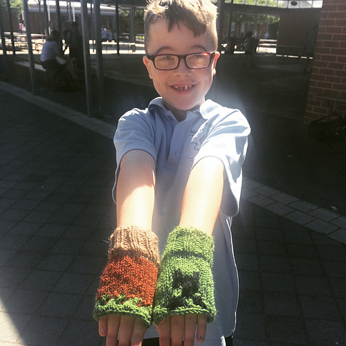 Ravelry: Minecraft Fingerless Gloves pattern by Amanda Whiting