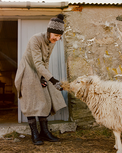 Ravelry: Aald Hoose Mitts & Hat pattern by Donna Smith
