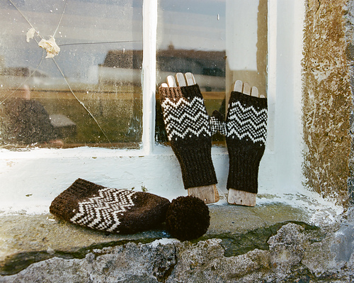 Ravelry: Aald Hoose Mitts & Hat pattern by Donna Smith