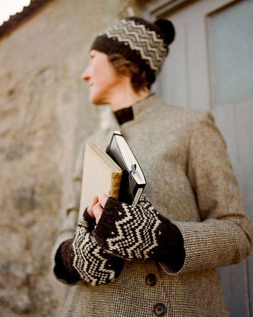 Ravelry: Aald Hoose Mitts & Hat pattern by Donna Smith