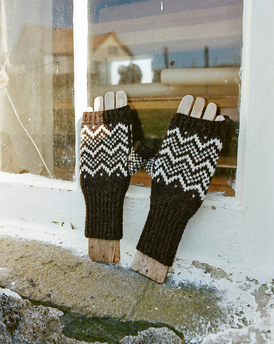 Ravelry: Aald Hoose Mitts & Hat pattern by Donna Smith