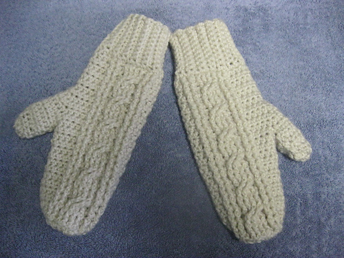Ravelry: Twisted Cable Mitten pattern by Pernille Skov