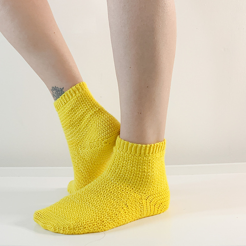 Ravelry: Cosy Toes Cuff Down Socks pattern by Dora Does