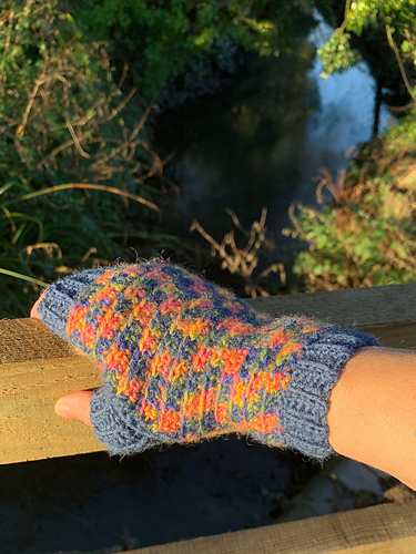 Ravelry: Mighty Mitts pattern by Dora Does