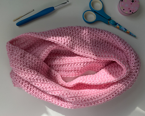 Ravelry: Beginner Bestie Cowl pattern by Dora Does
