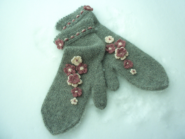 Ravelry: DorotheAmelia's Flower Power Mittens