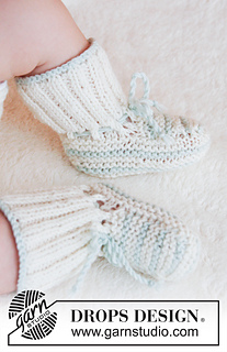 Ravelry: B25-25 First Impression Booties pattern by DROPS design