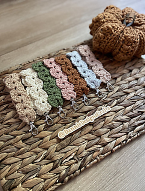 Ravelry: High tide wristlet pattern by Danielle wiseman
