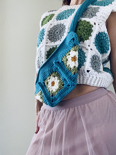 Ravelry: Ditsy Daisy Granny Square Bag pattern by Emilia Ansell