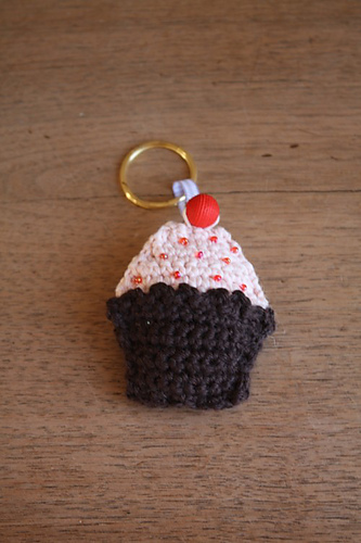 Ravelry: Cupcake Keyring pattern by Emma Varnam