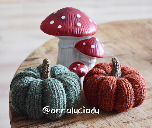 Ravelry: Halloween Rib Pumpkin pattern by Emma Du