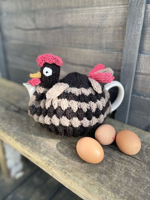 Ravelry: Hattie Hen Chicken Tea Cosy pattern by Emma Davies