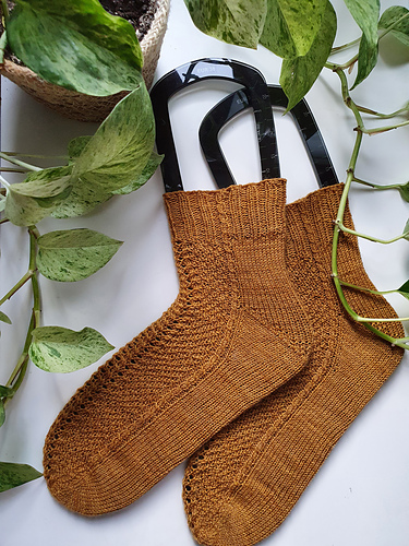 Ravelry: Caramel Fox socks pattern by Anniina Juuti