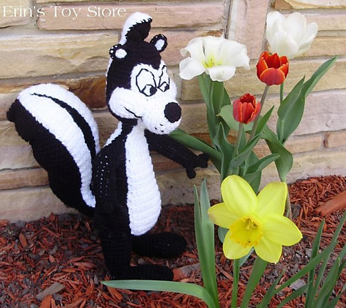 Ravelry: Sammy Skunk pattern by Erin Scull