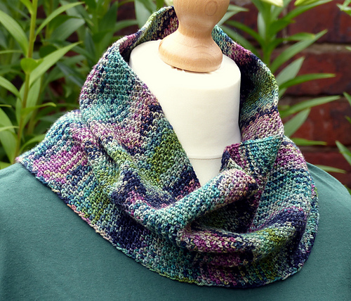 Ravelry: Colour Pool Cowl pattern by Esther Chandler