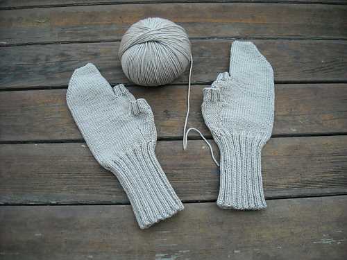 Ravelry: WWI Rifle Mittens pattern by Esther Short