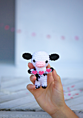 Ravelry: Valentine Cow with Hearts pattern by EM Yuguchi