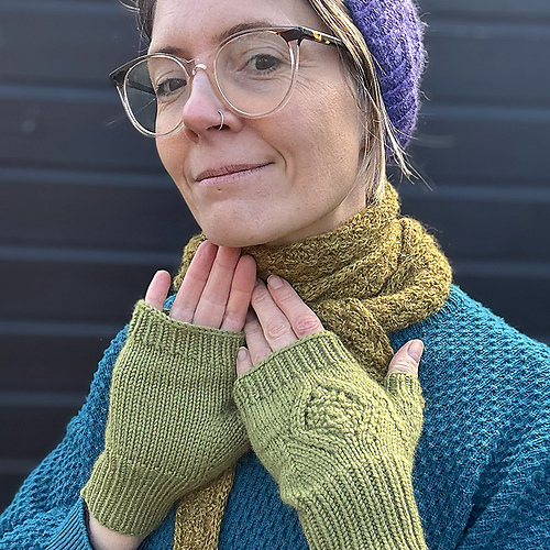 Ravelry: Merry Maidens Mitts pattern by Faye Perriam-Reed