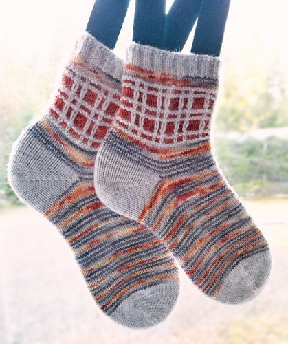 Ravelry: Easy Peasy Plaid Socks pattern by Naomi Frost
