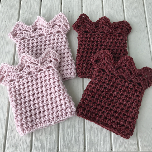 Ravelry: Frilled Wrist Warmers pattern by Fishing Rabbit