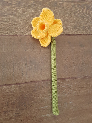 Ravelry: Knitted Daffodil pattern by Fitting in Knitting