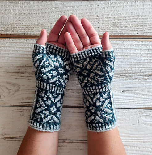 Ravelry: Starla Mitts pattern by Traci Scott