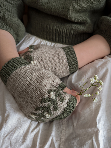 Ravelry: Fairy Crown Mitts pattern by Fox & Folk