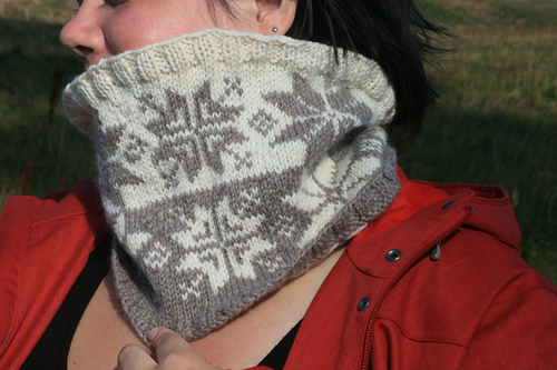 Ravelry: Snow in the Mirror Cowl pattern by Frauke Urban