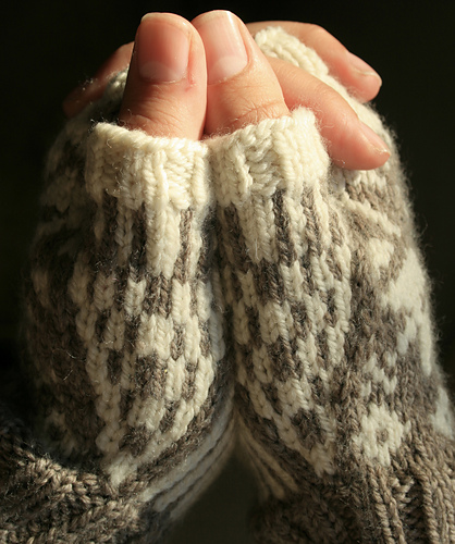 Ravelry: Snow in the Mirror Mittens pattern by Frauke Urban